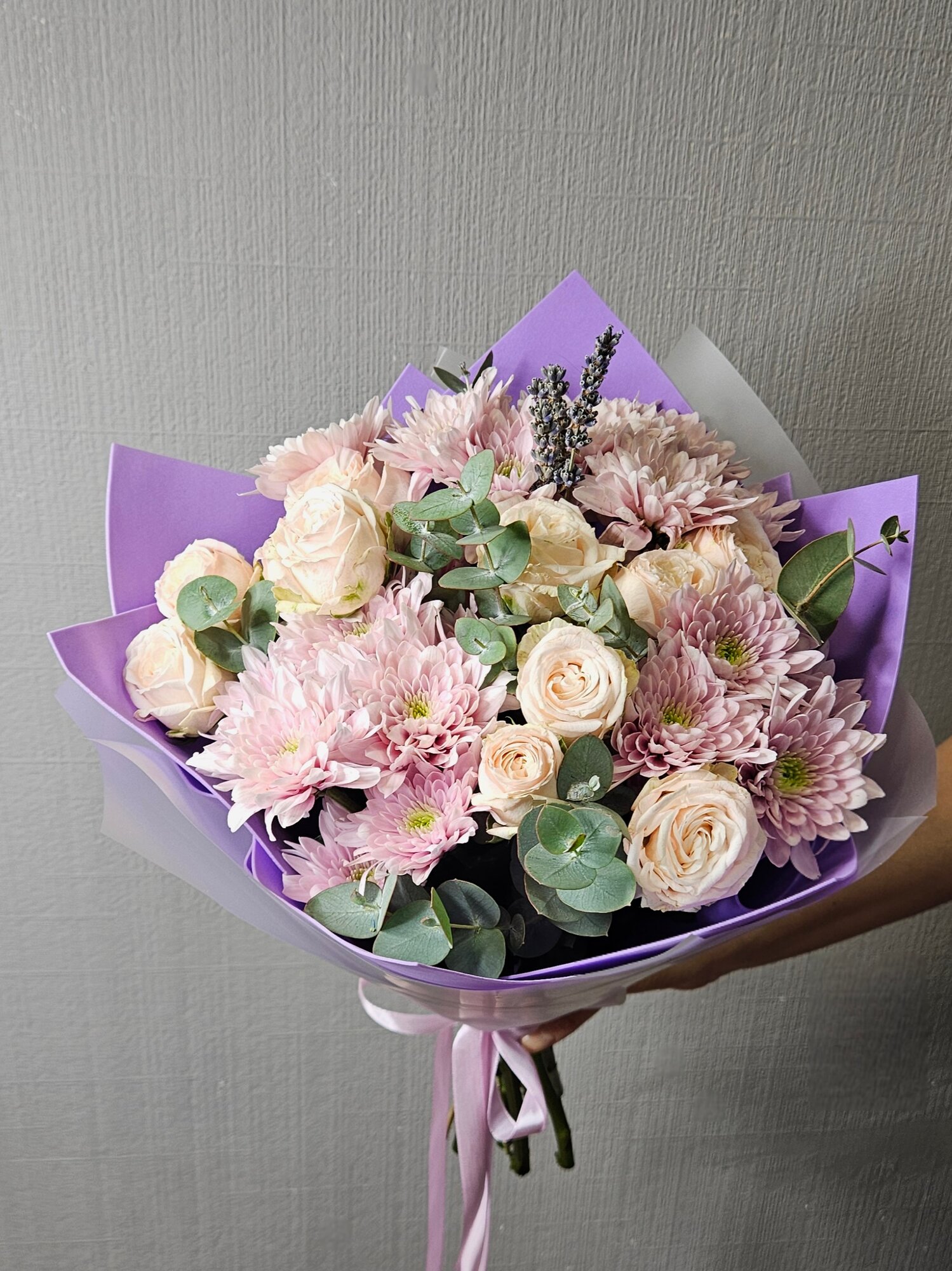 Букет из кустовой пионовидной розы, пастельной кустовой хризантемы, цветочек лаванды и эвкалипта "Лавандовый ветер"