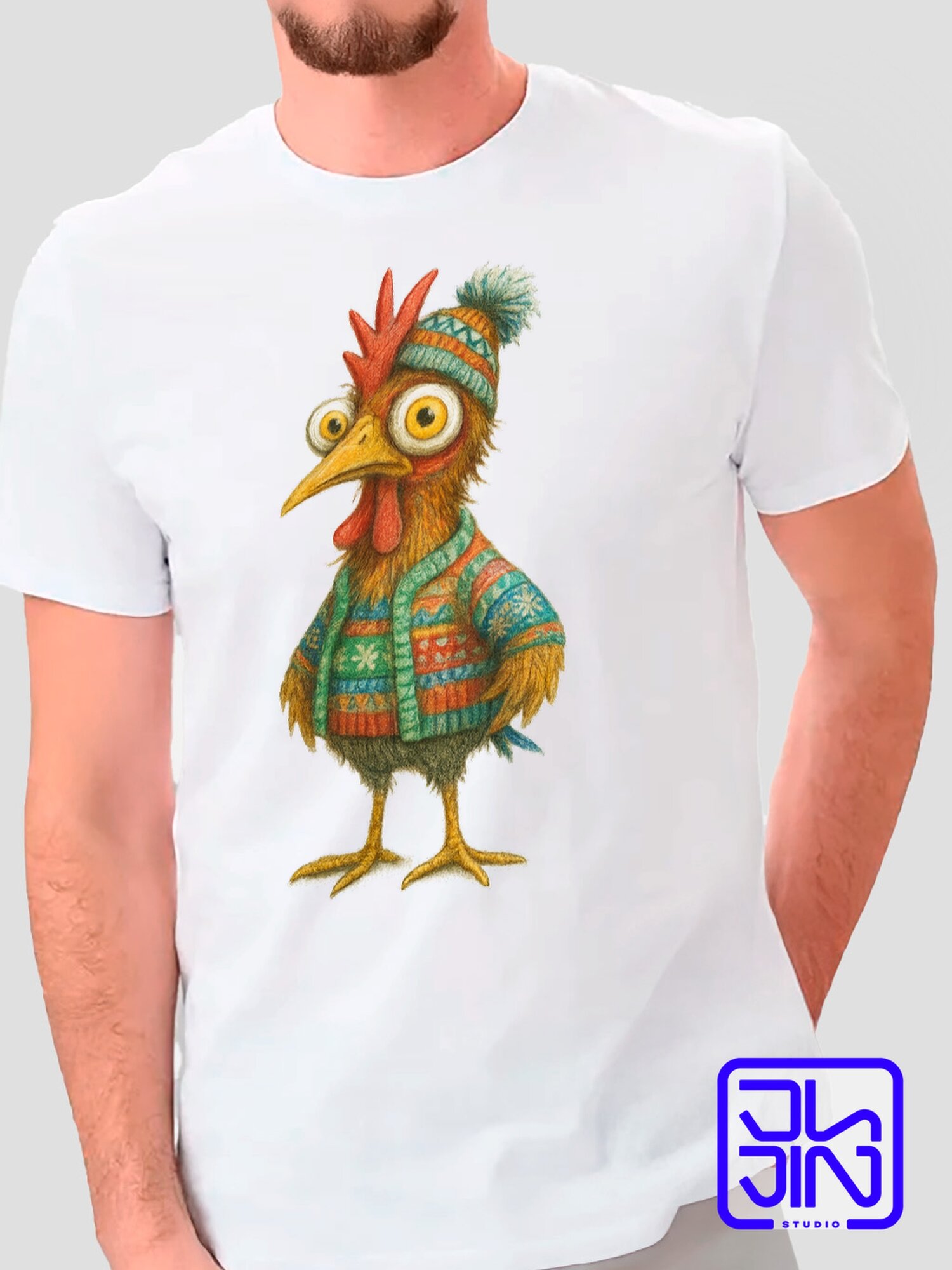 Футболка Jujin Studio классическая мужская с авторским принтом Веселый пестрый петух в оранжевой зимней одежде с креативными курочками, белый хлопковый трикотаж с прикольным рисунком на груди