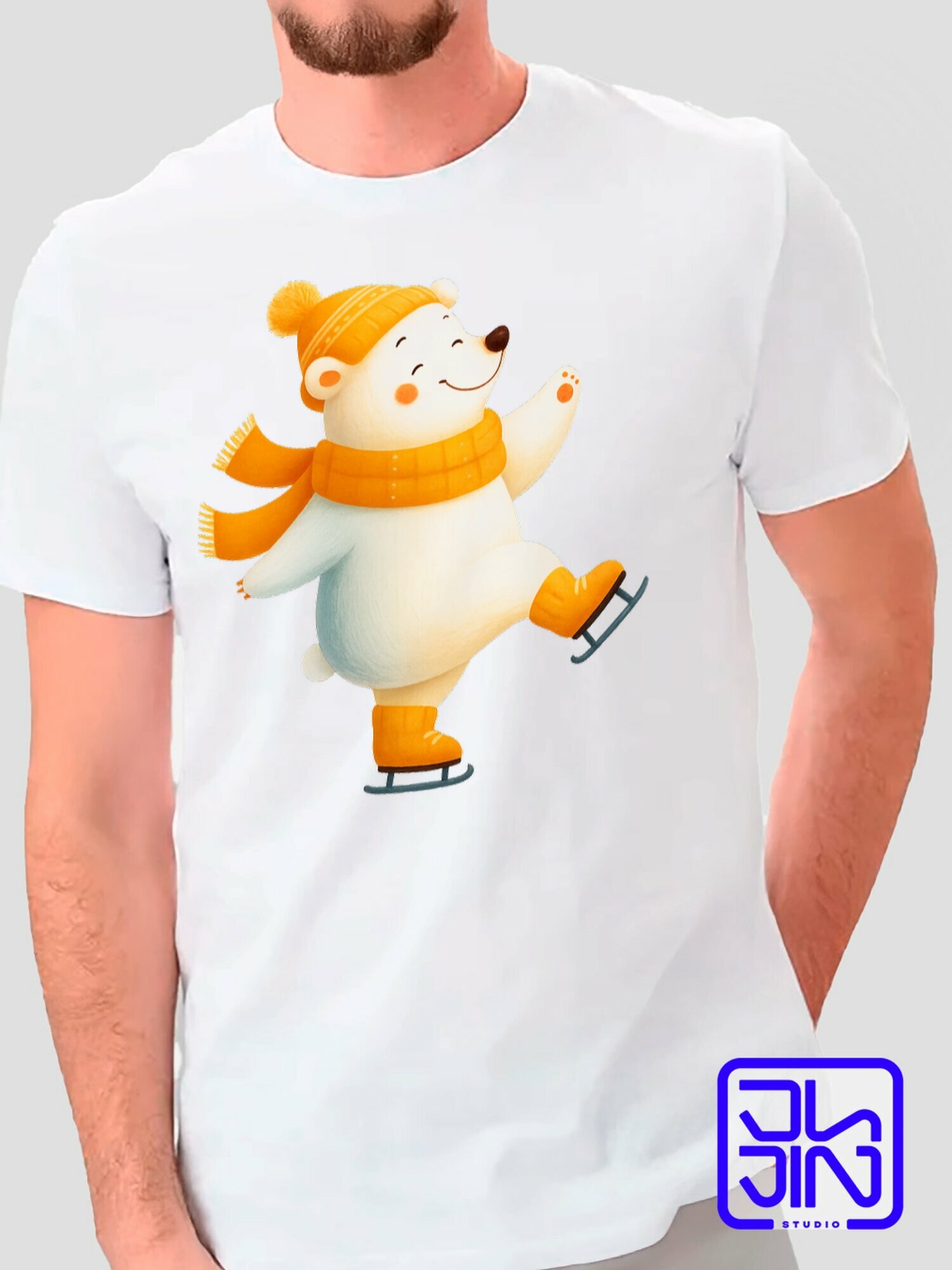 Футболка классическая мужская с авторским принтом Веселый белый медведь в ярком шарфе на коньках, выразительная молочная зима, белый хлопковый трикотаж с прикольным рисунком на груди