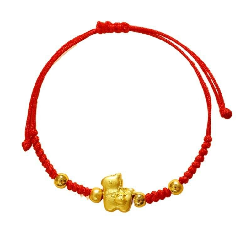 Красный браслет из веревки с изображением лошади