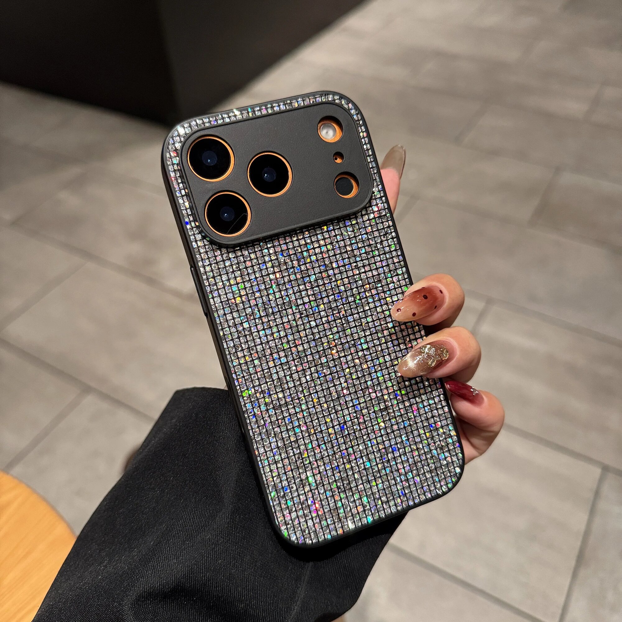 Черный чехол с кристаллами для iPhone 13