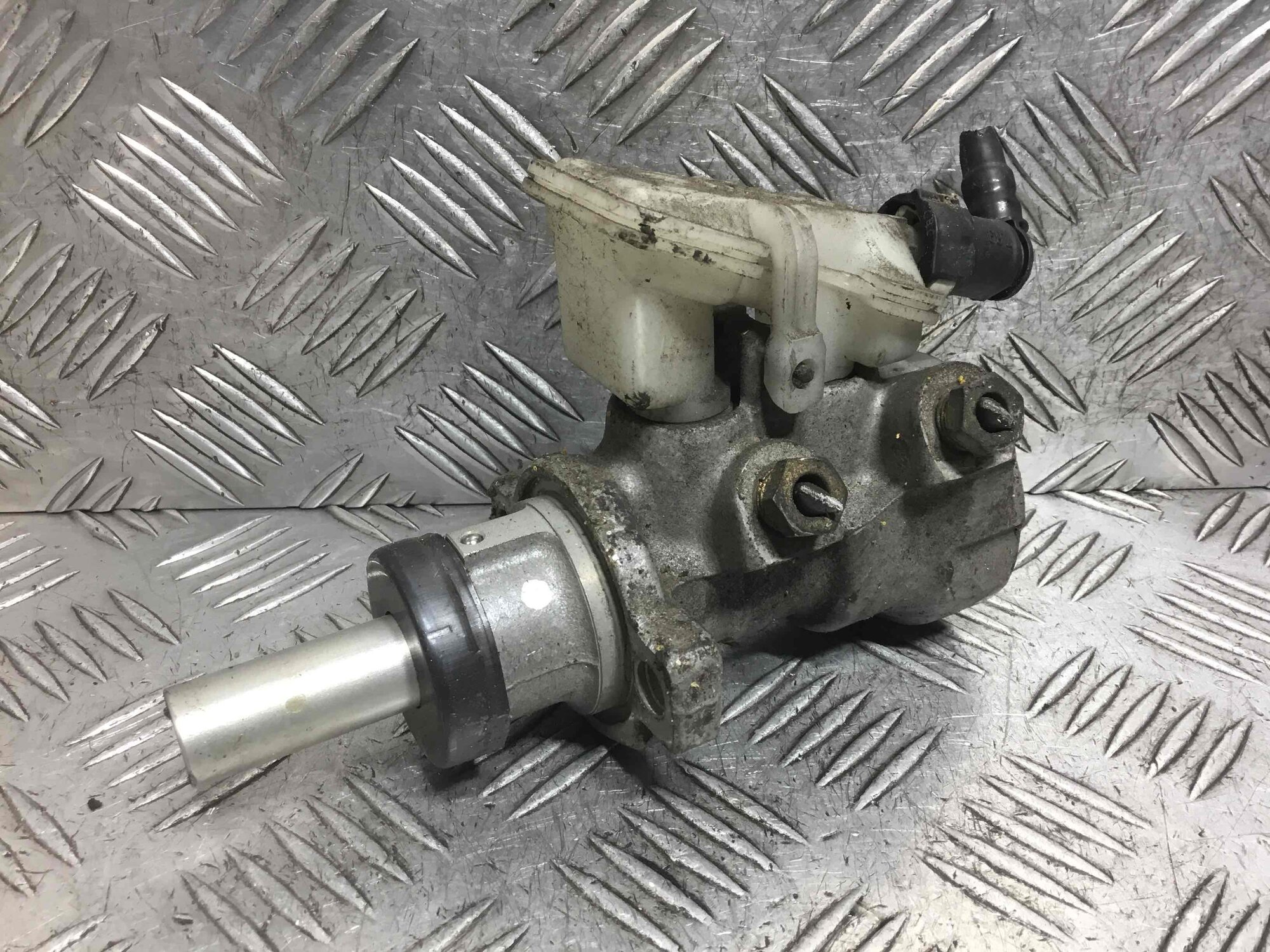 Б/У Цилиндр тормозной главный Ford Focus 1 поколение (1998-2001) 1998 г.