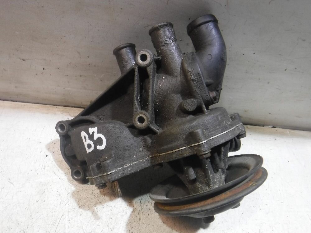 Насос водяной (помпа) VW Passat B3 037121010C
