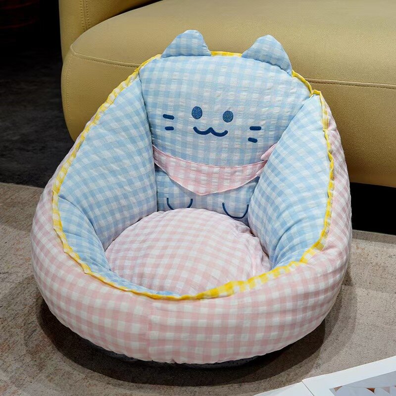 Хорошие вещи дома, милые мягкие подушки-футоны на балконе спальни