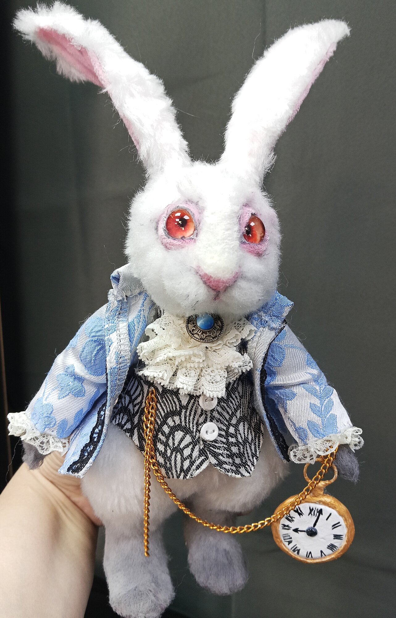 Кролик их Алисы в стране чудес