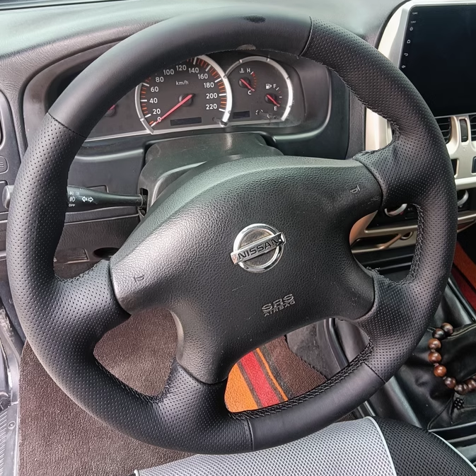 Чехол для руля Nissan Paladins 2004-2013, черный кожаный с перфорацией и черной вышивкой, ручная стежка, прочный