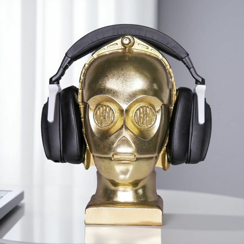 Подставка для наушников, сделанная по образу и подобию робота C - 3PO из фильма Звездные войны