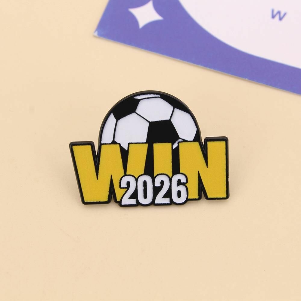 Брошь Чемпионата мира по футболу FIFA 2026, Декоративная брошь в виде футбольного матча