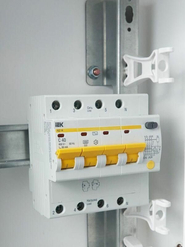 Выключатель автоматический дифференциального тока 4п C 40А 30мА тип AC 4.5кА АД-14 KARAT IEK MAD10-4-040-C-030