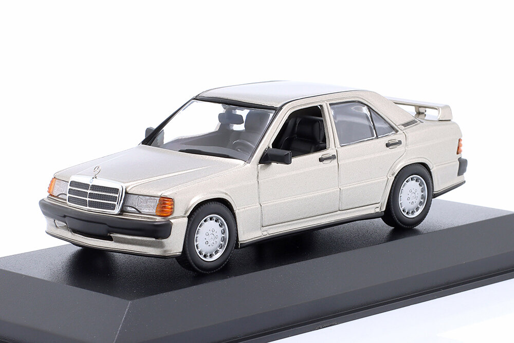 Модель коллекционная MAXICHAMPS Mercedes W201 190E 2.3-16 1984 champagne