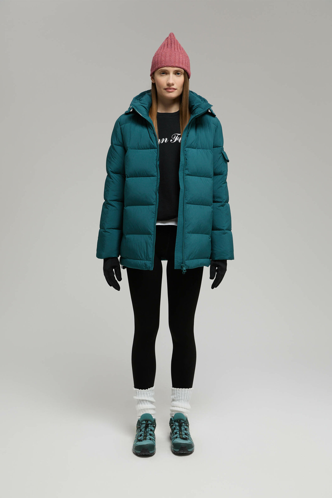 Пуховик с капюшоном и опушкой из натурального меха