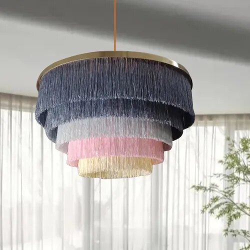 На стене висит небольшой абажур в богемном стиле диаметром 60 см