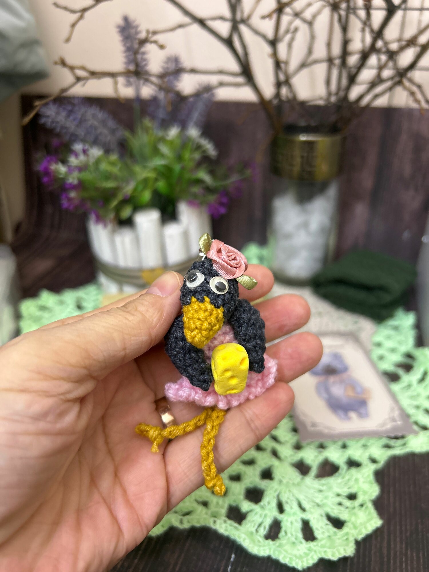 Вязаный брелок ворона ручной работы. Игрушка ручной у