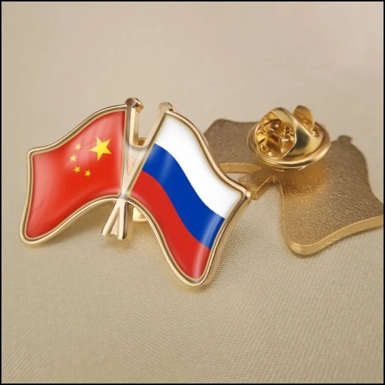Значок с флагом является символом двусторонней дружбы между Китаем и Россией.