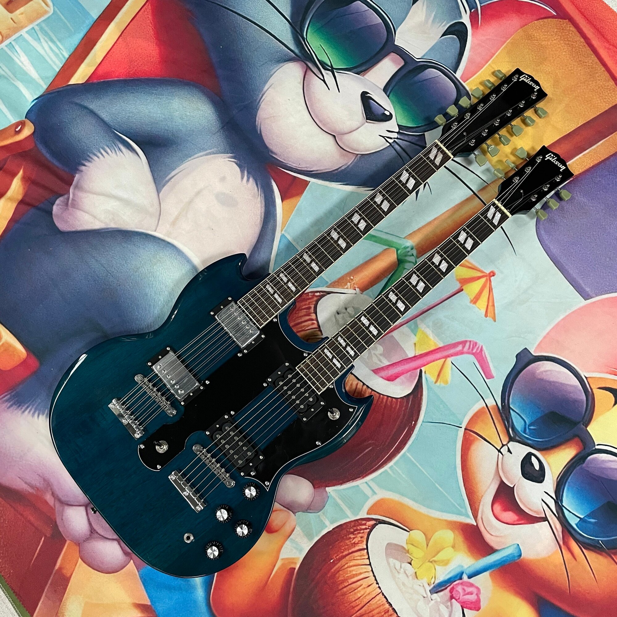 Электрогитара Электрогитара Кастомная двухшеечная массивная изготовленная в Китае роковая энергия в два раза больше! 12+6-струнная, корпус Махагони 18-струнная