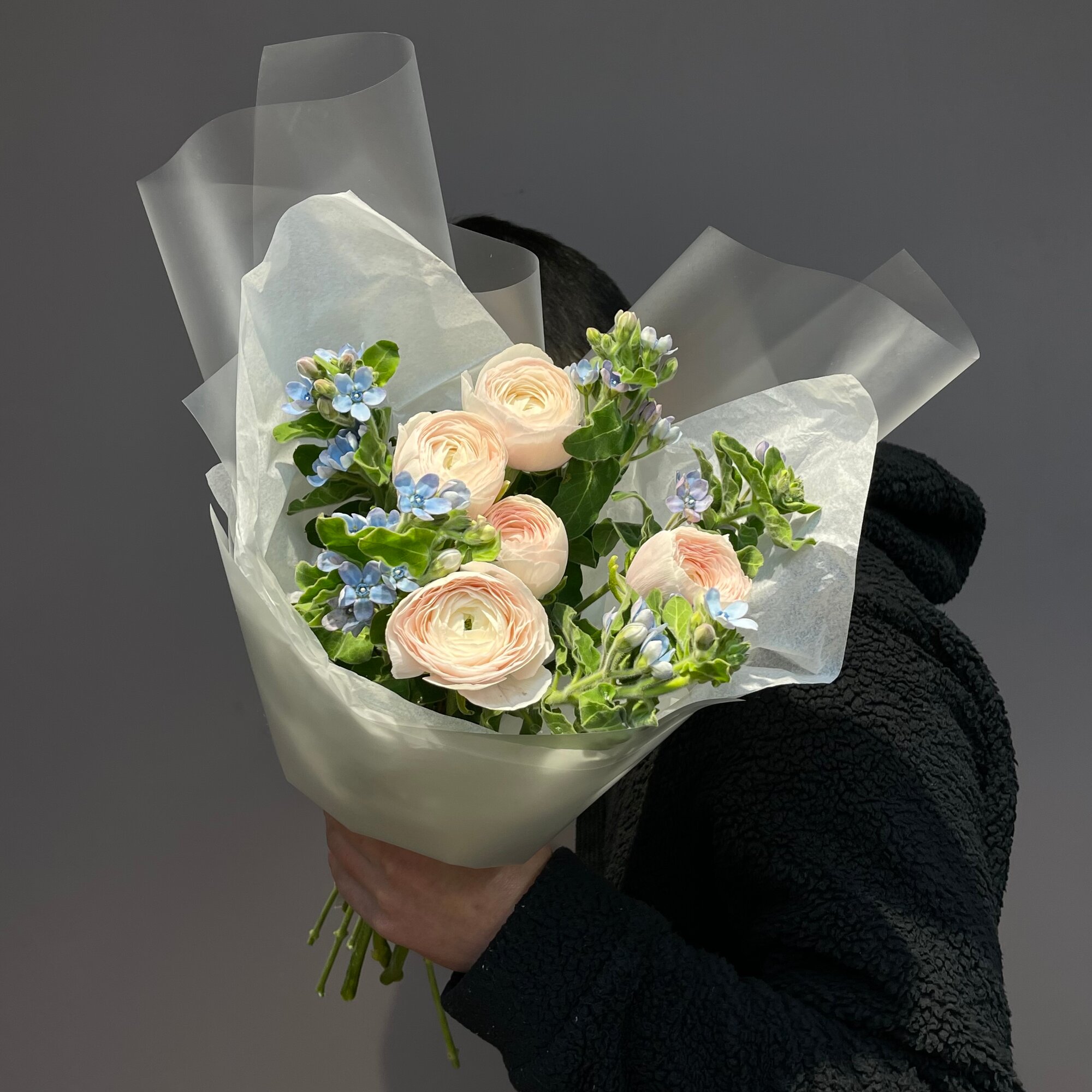 Букет с ранункулюсами и оксипеталумом