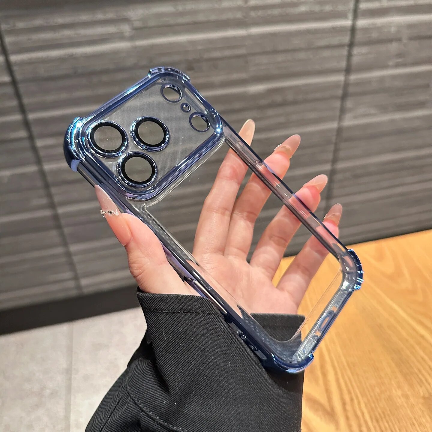 Синий прозрачный чехол для iPhone 17 Pro