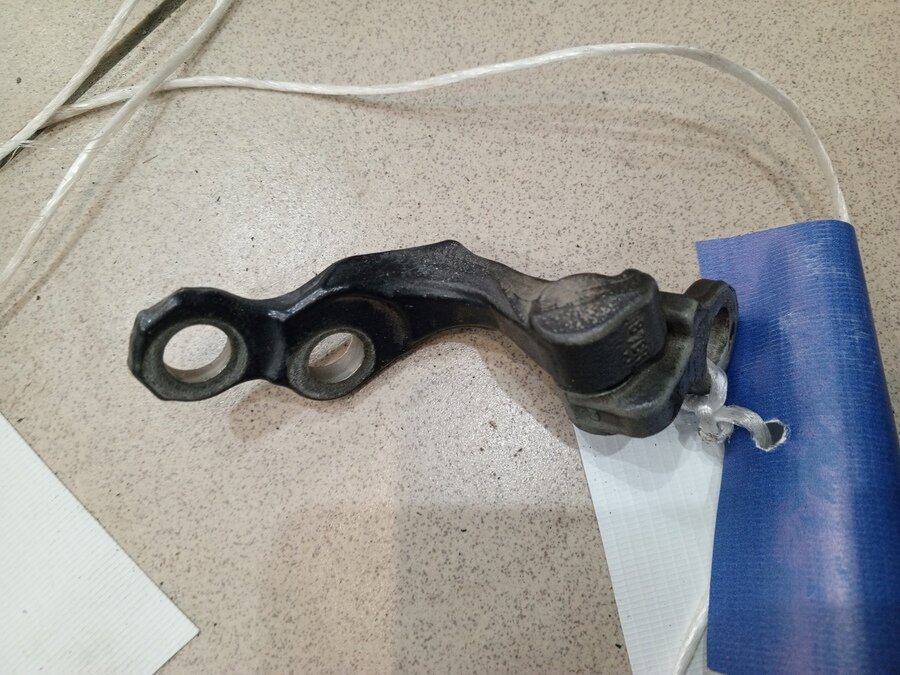 Петля двери задней правой нижняя от Ford Focus 2 2008-2011