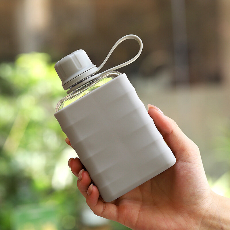 Новая бутылка Tritan Fresh Style с ручкой, плоская бутылка, силиконовая крышка, пластиковый стакан, высококачественная портативная бутылка для воды для студентов