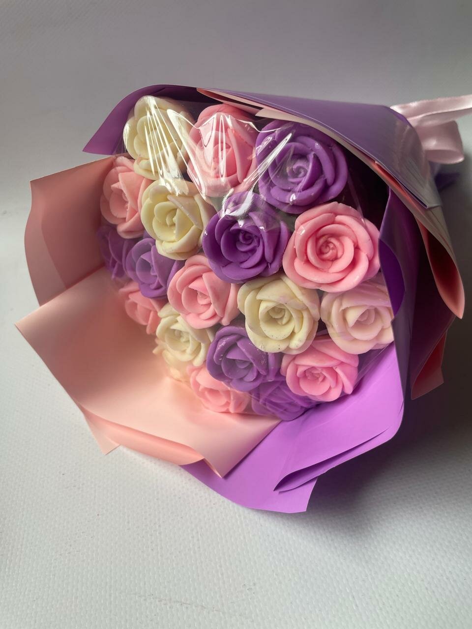 Сладкий букет из конфет ShokoTrendy шоколадные розы 19 шт фиолетовый розовый 228 гр