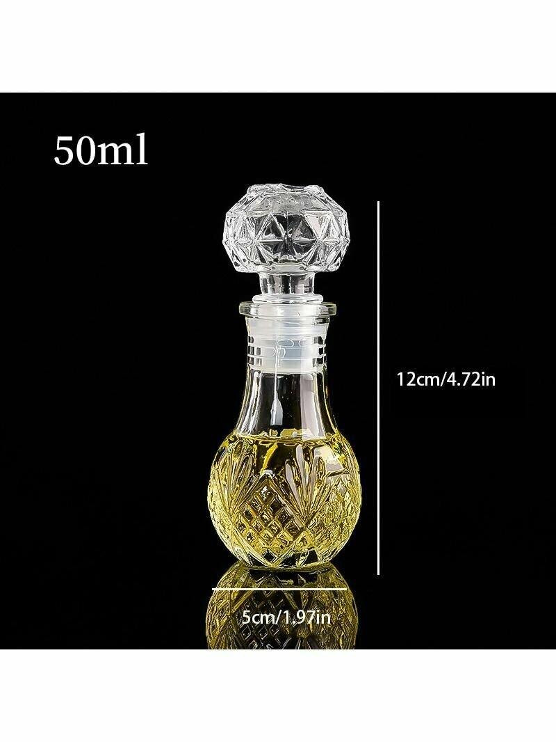 Стеклянная маленькая бутылка вина