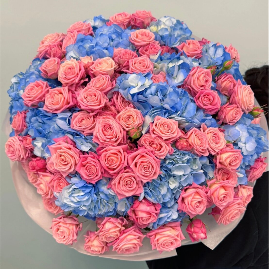 Букет из голубых гортензий и розовых кустовых роз, красивый букет цветов, шикарный, премиум цветы, премиум букет