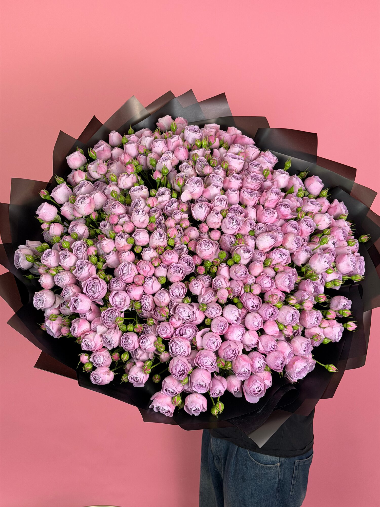 Огромный букет из пионовидных кустовых роз Мисти Бабблс с доставкой до двери