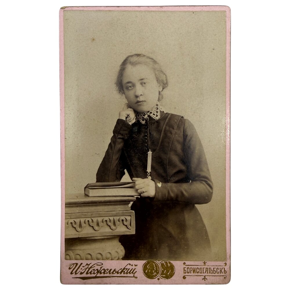 Фотография "Девушка с книгой", формат "Визитный", 1890-1917 гг, фотограф Нежельский И. Ф.