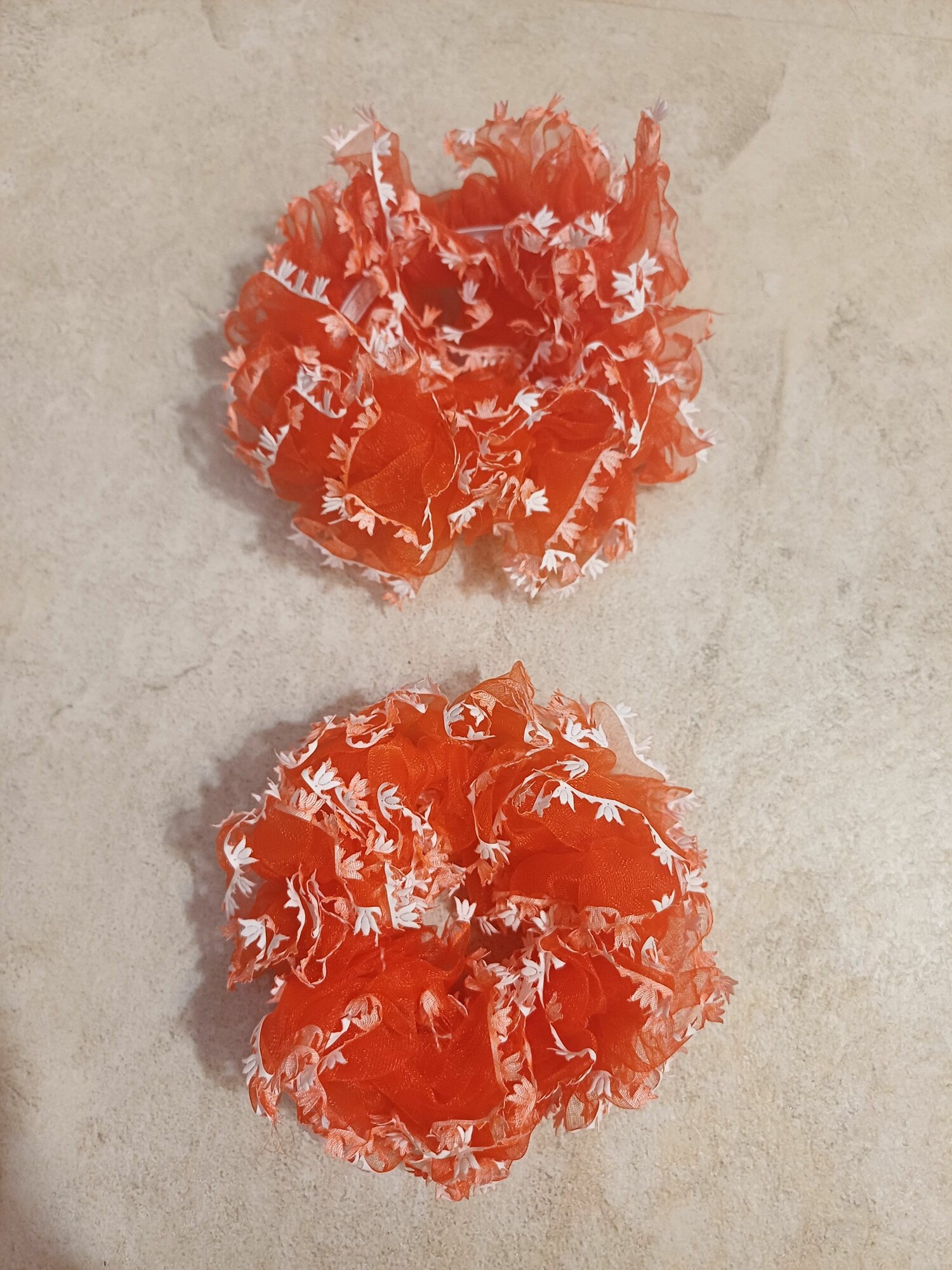 Резинки красные с белыми цветами 2 шт