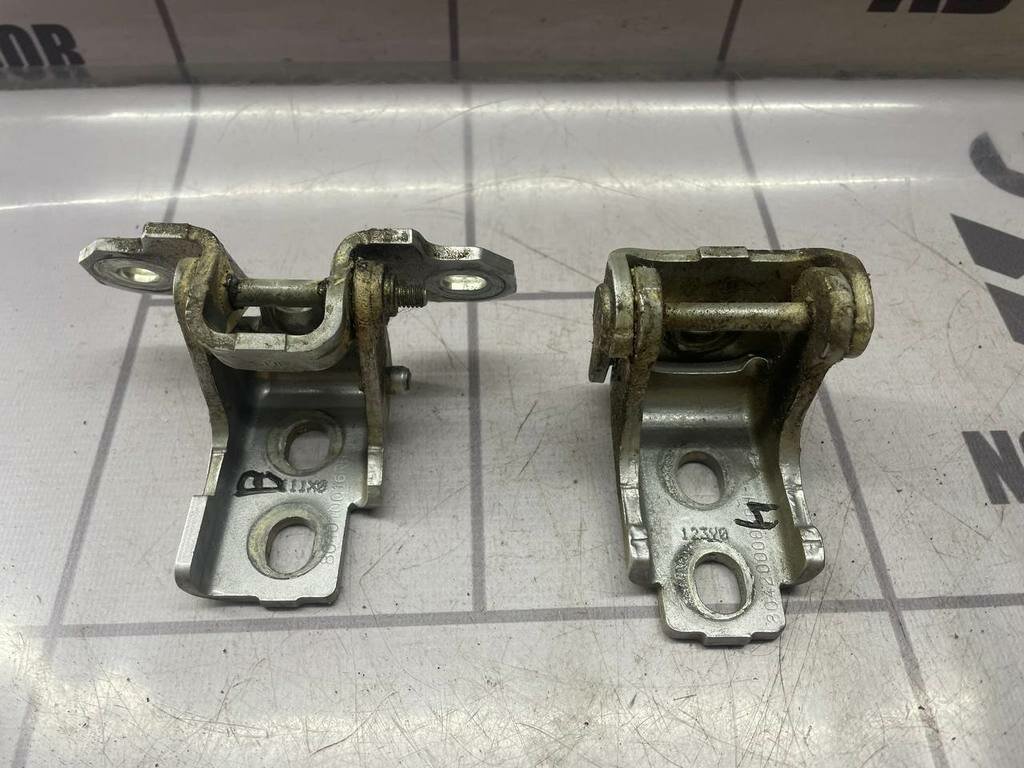 Петля двери Renault Fluence 10-17