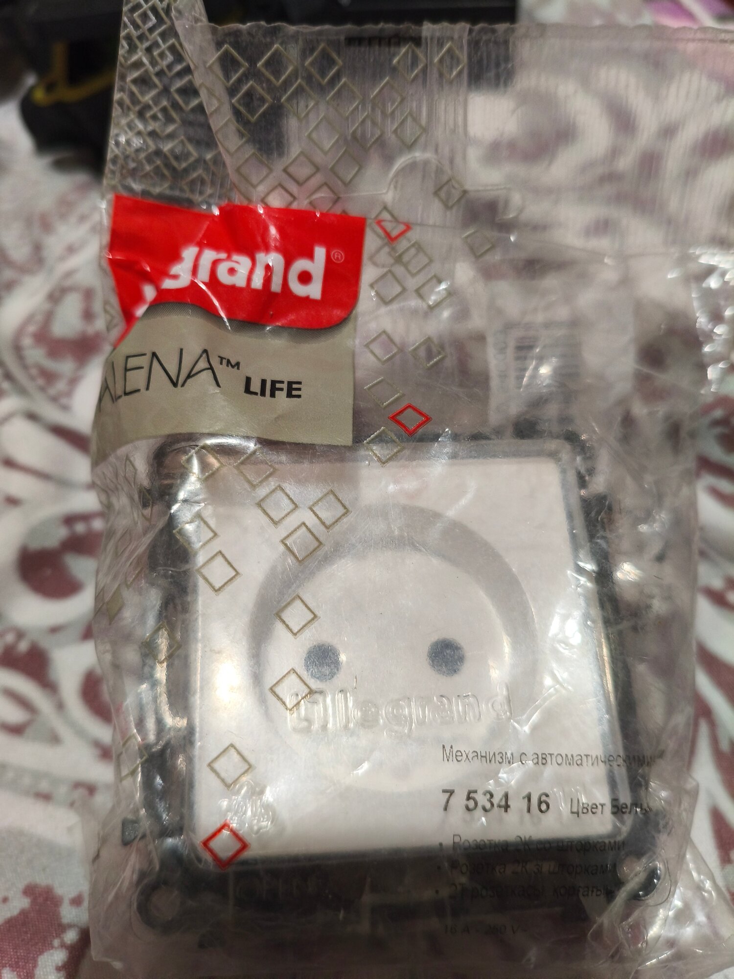 Розетка Legrand Valena Life 10А 250В 2К с лицевой панелью белая 753416