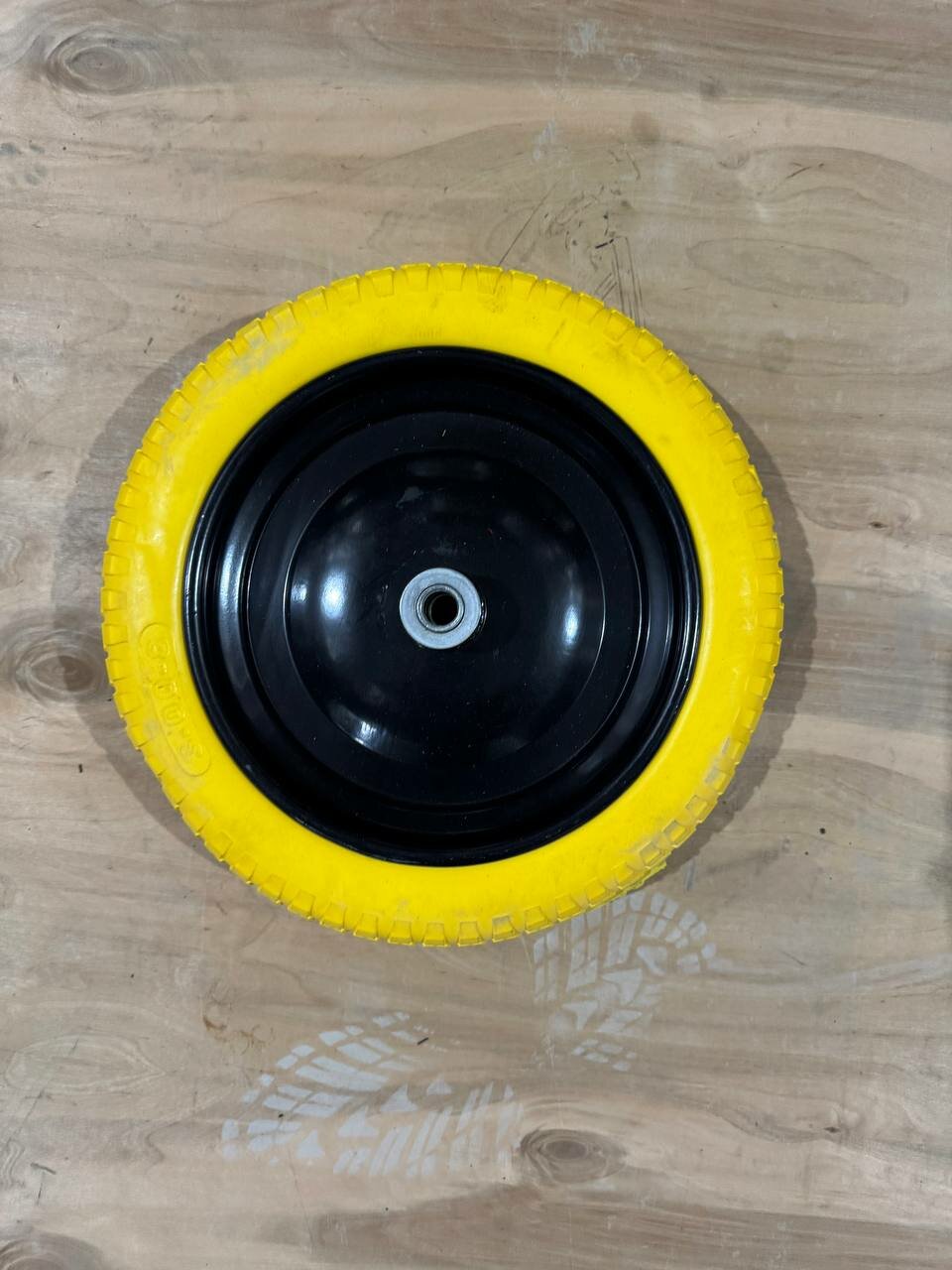 Колесо для тачки полиуретановое PU1301, 13*3,00-8 16/95мм диск сварной черный, пу желтый НП