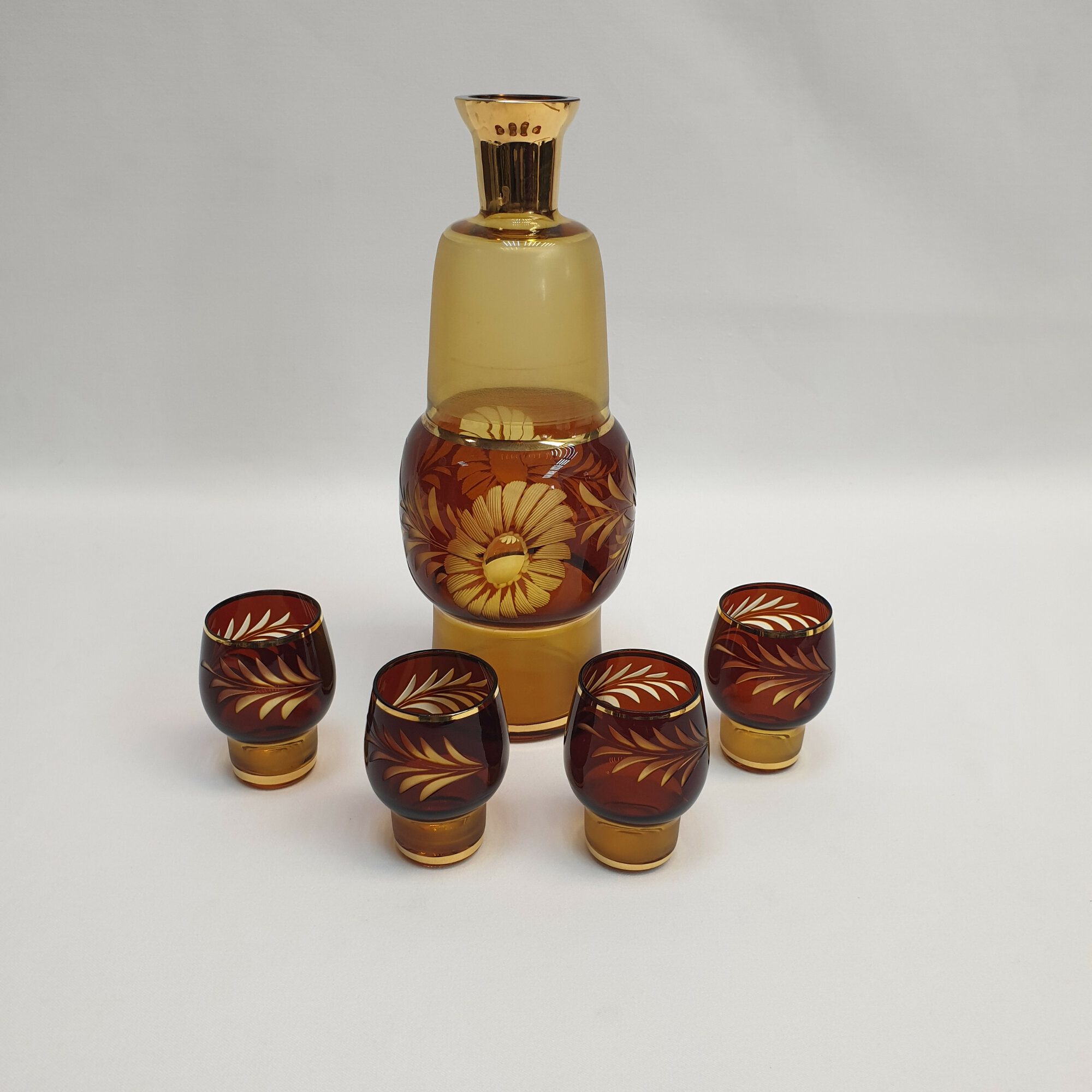 Винтажный набор штоф Эгерман без пробки и 4 стопки, цветное стекло золочение резка, Чехословакия