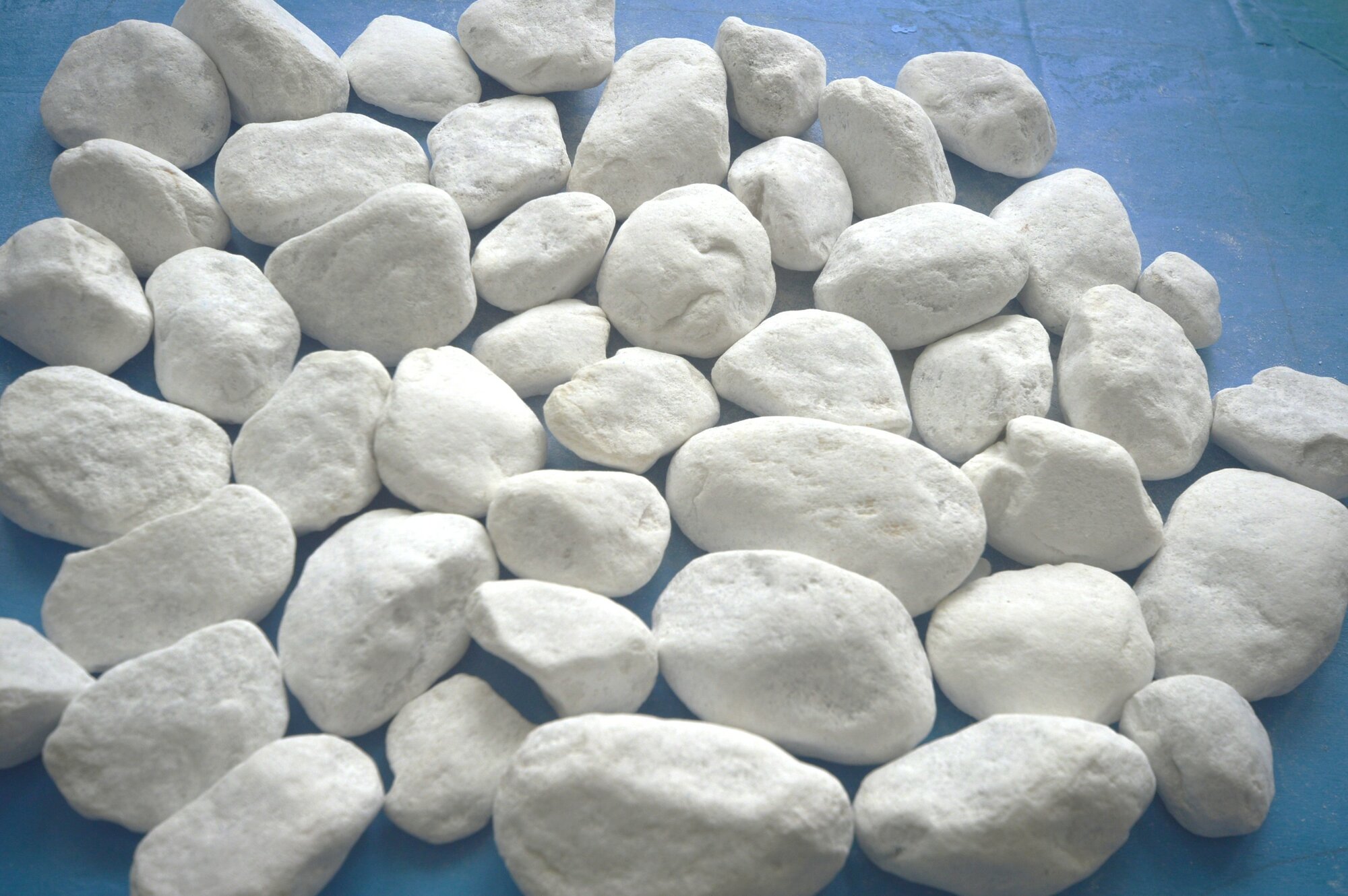 Мраморная крошка белая для ландшафта, дорожек фр. 20-40, галтованная, декоративный камень для аквариумов Галька 10 кг