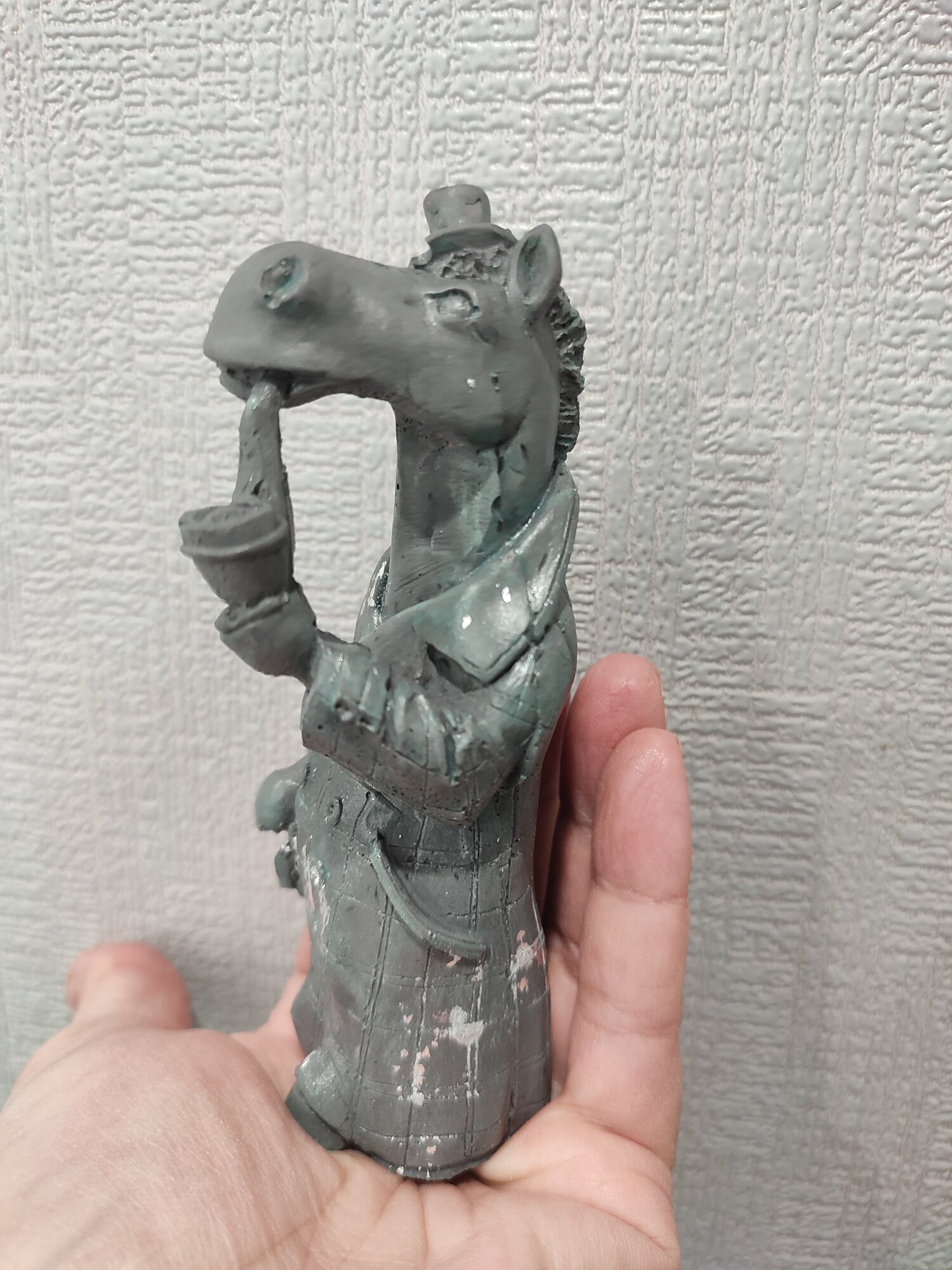 Фигурка гипсовая декоративная "конь в пальто"