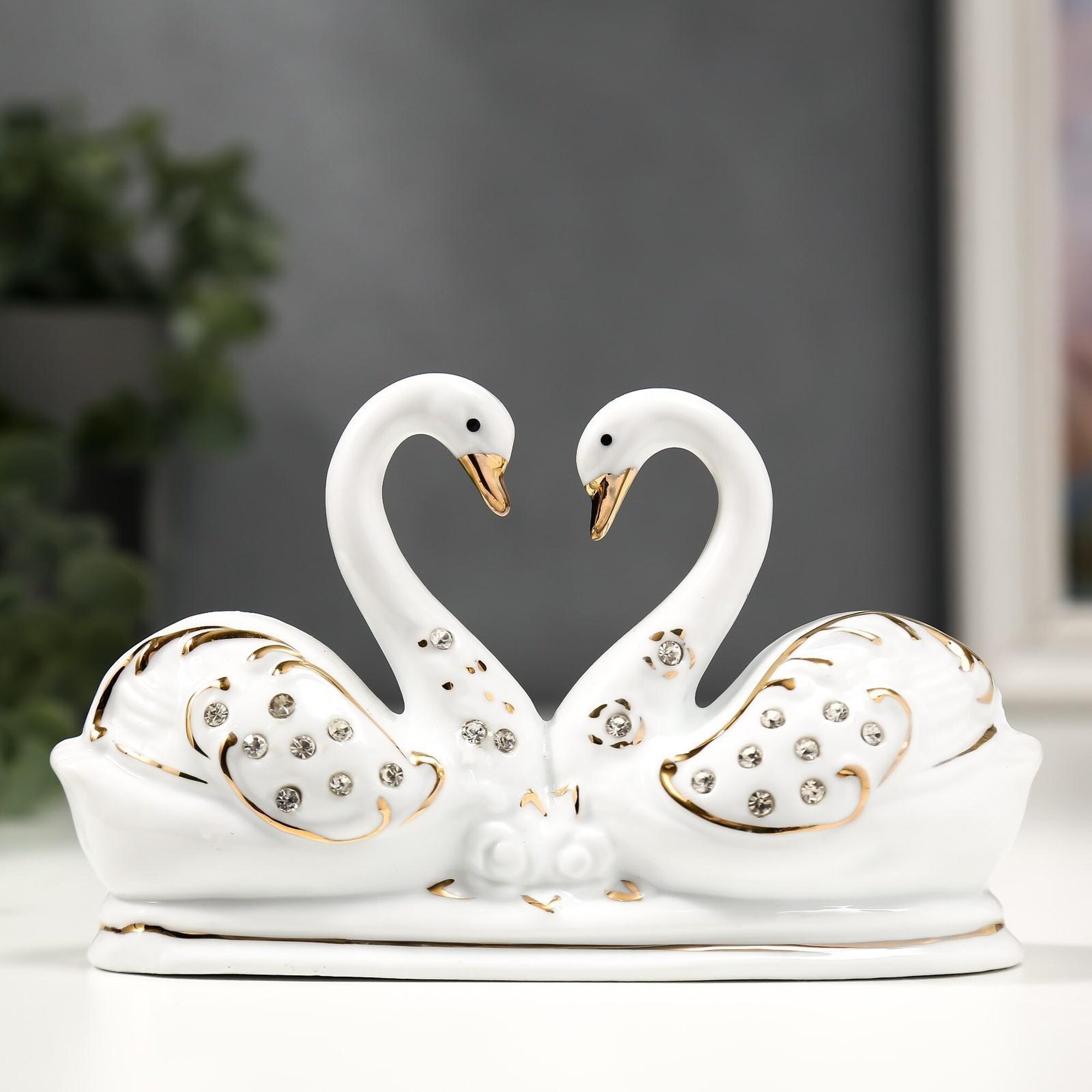 Фигурка керамика «Два белых лебедя в пруду», с золотом, стразы, 14 см