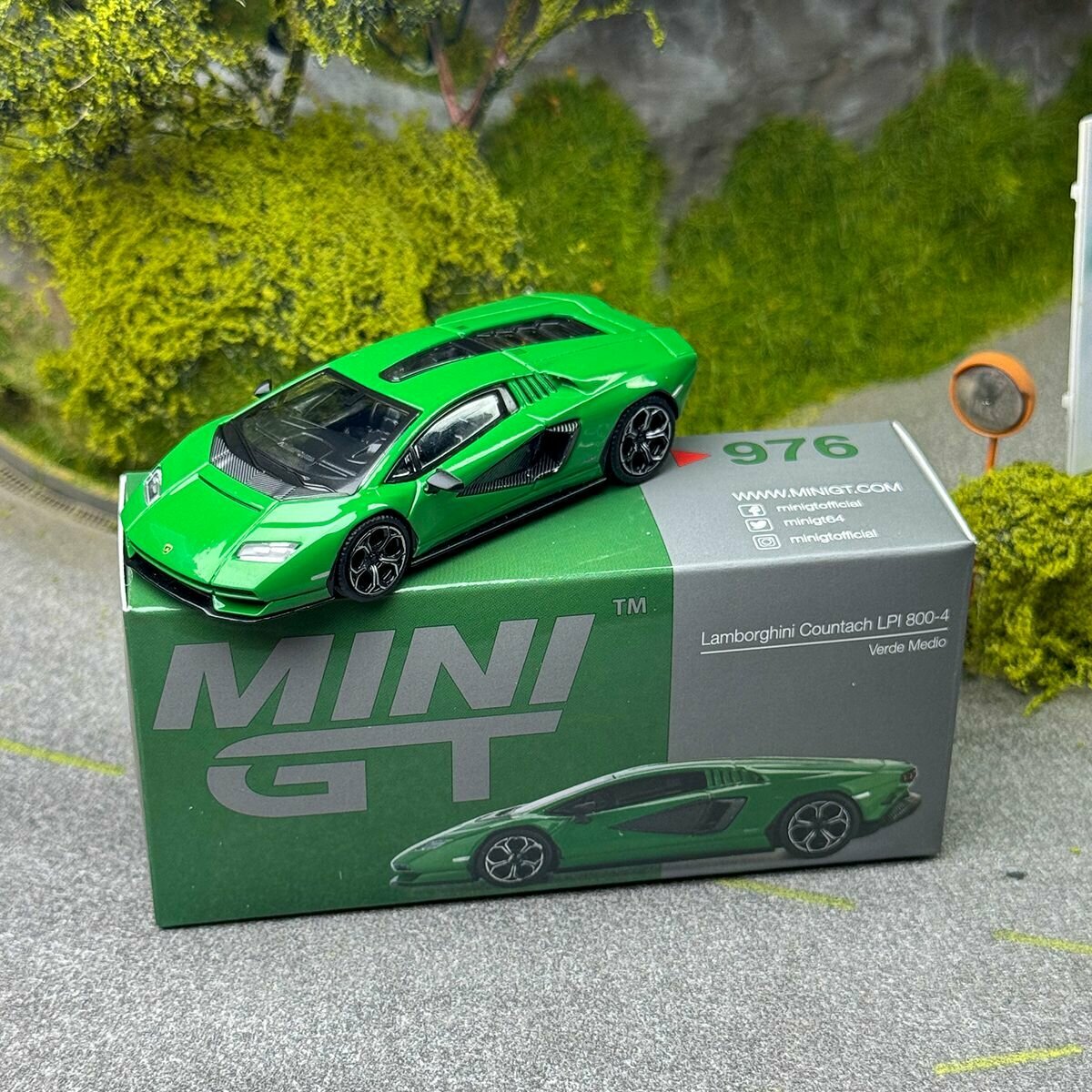MINI GT Lamborghini Countach LPI 800-4 Verde Medio Коллекционная модель 1:64, лимитированная серия (металлический сплав)