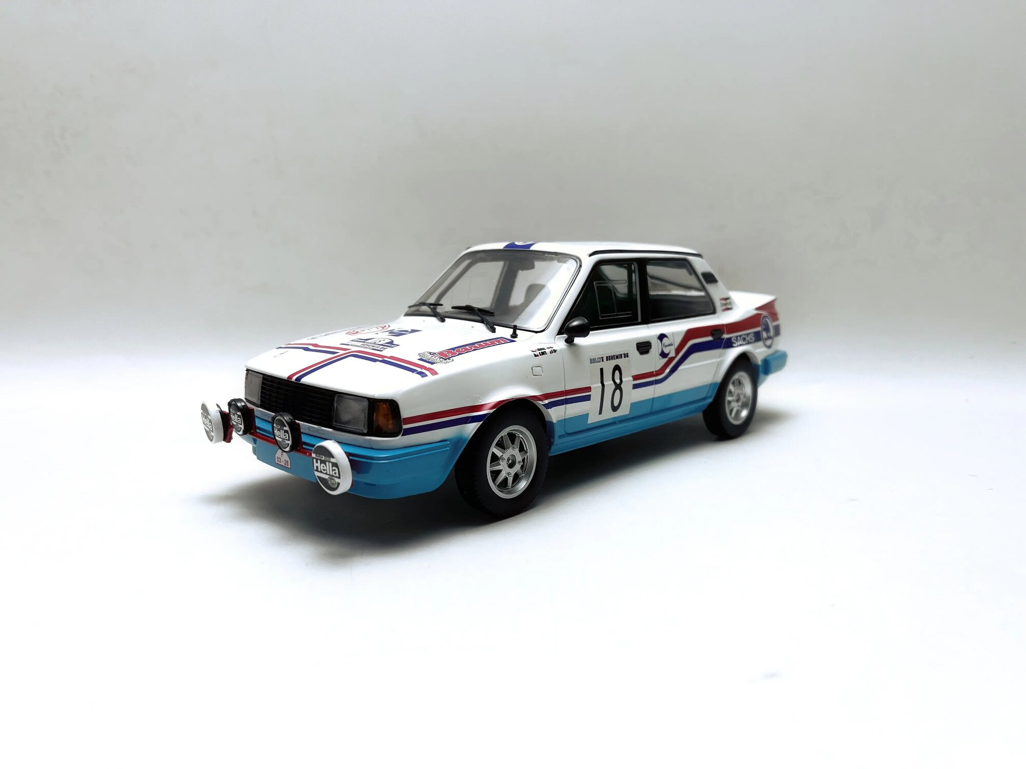 Модель автомобиля Welly Skoda 130 LR, цвет C, 1/18