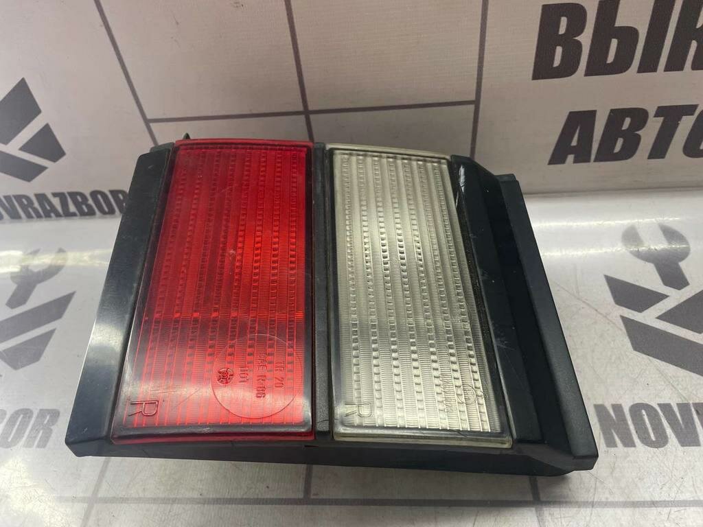 Фонарь задний внутренний правый VW Passat B3 1988-1993