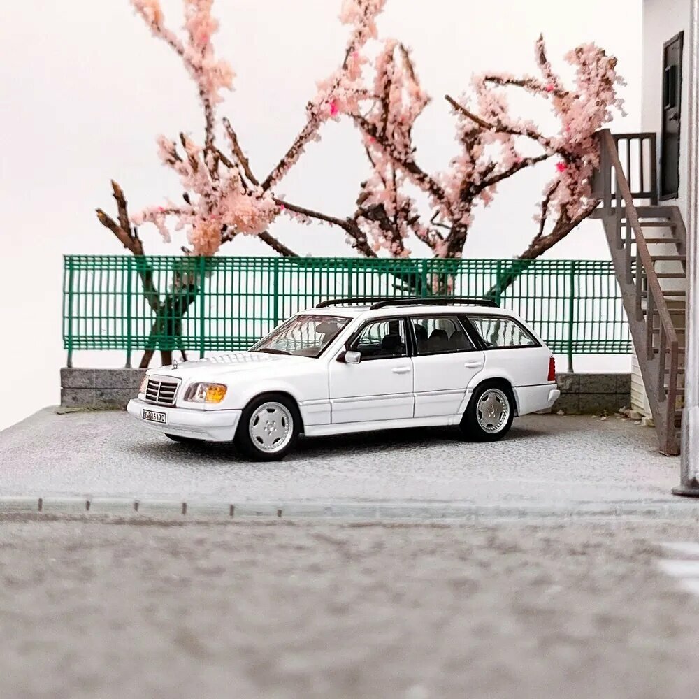 Mortal 1:64 Mercedes-Benz E300 S124 Long Wheelbase Version With Bicycle Легковая модель автомобиля