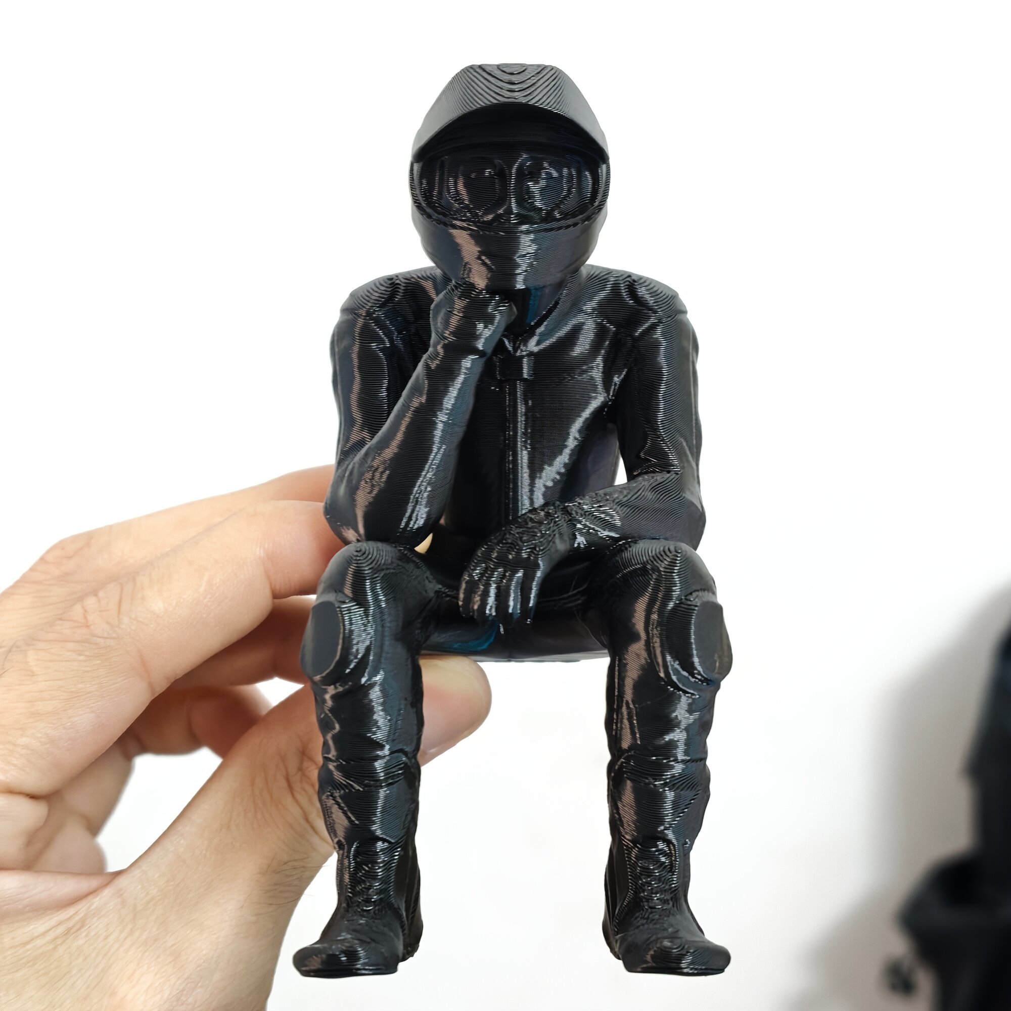 Черная фигурка мотоциклиста «Мыслитель», 3D-печатная статуэтка гонщика в шлеме, сидящего на краю, минималистичный декор для стола, офиса и игровой комнаты, подарок для любителей мотоциклов и гонок