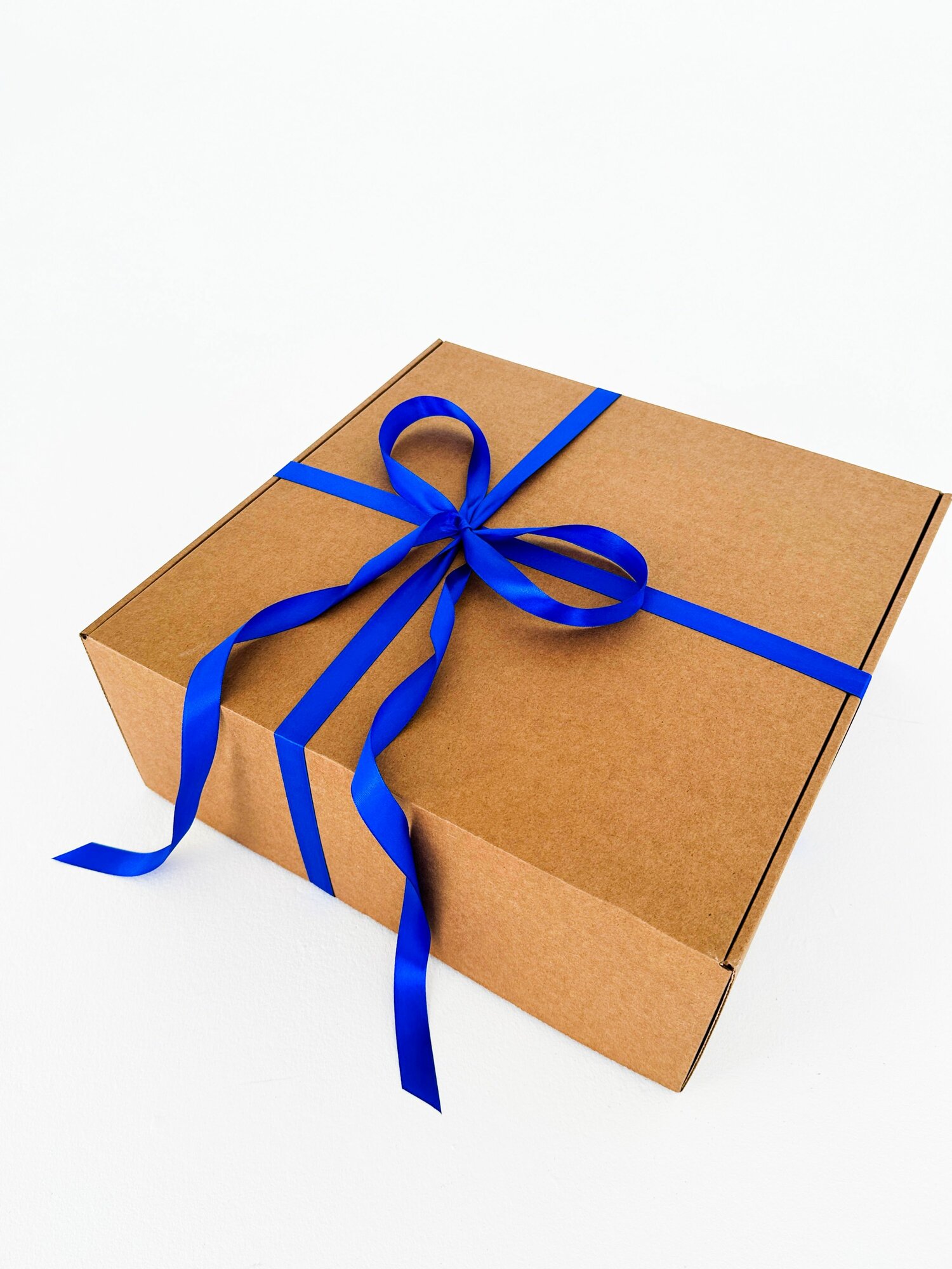 Подарочная коробка GILEV 37х37х14см с синей лентой