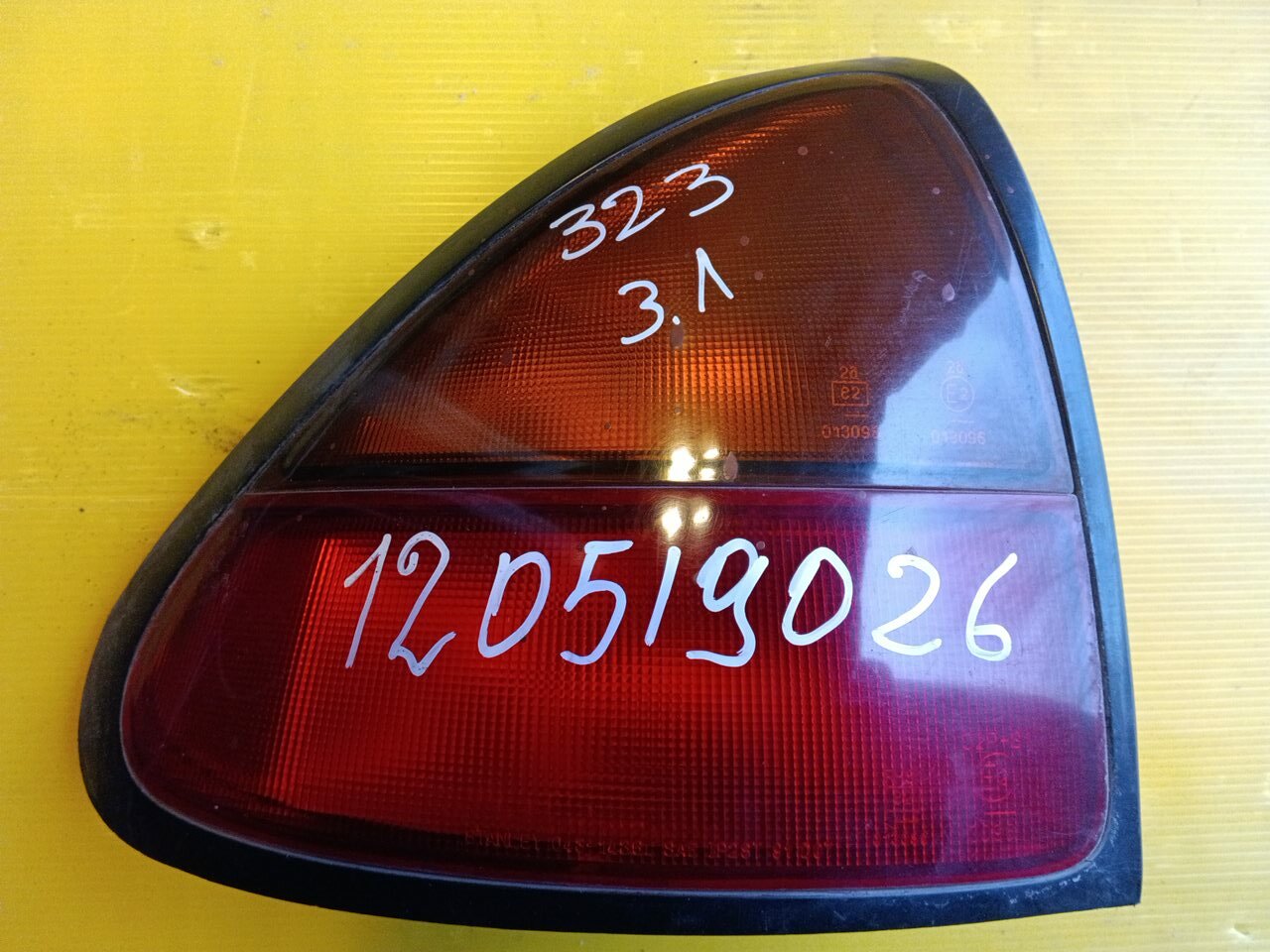 Mazda 323 BA Фонарь задний левый