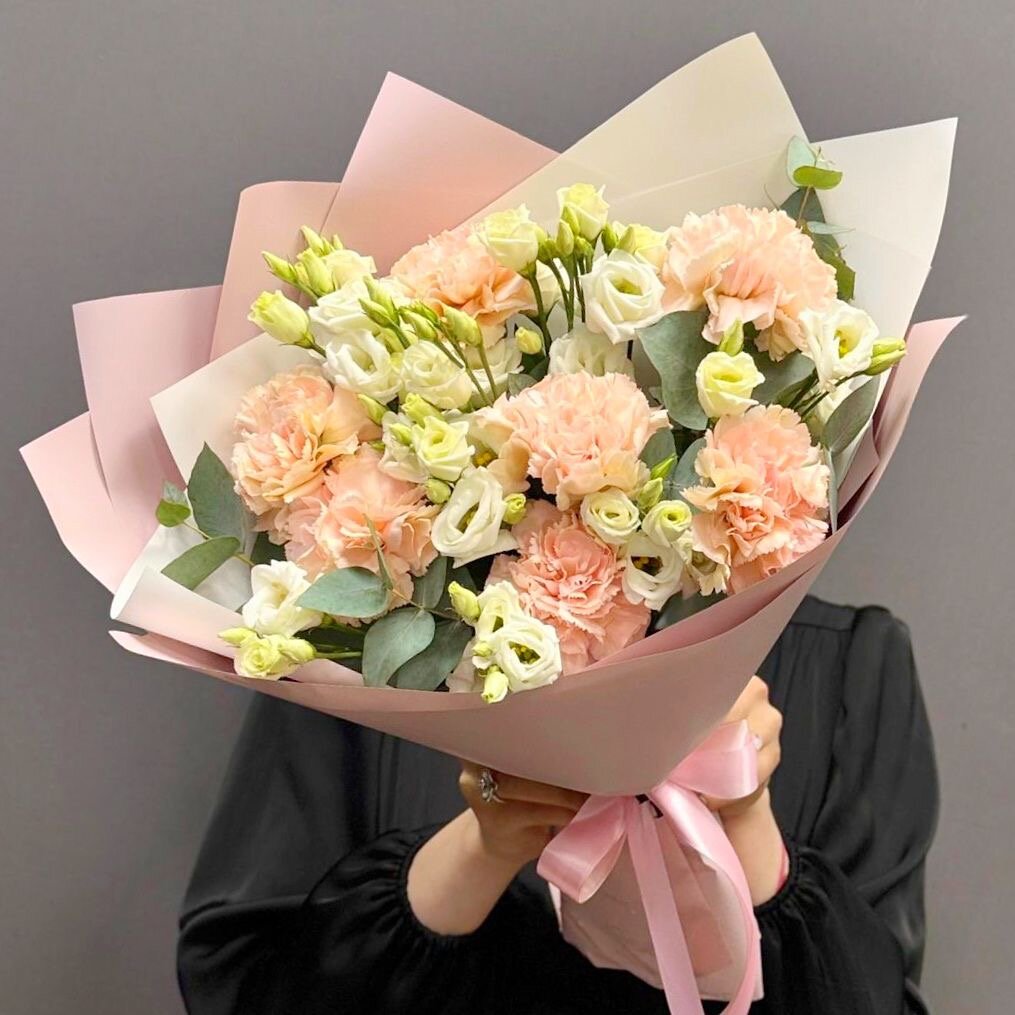 Микс из гвоздик и белой эустомы