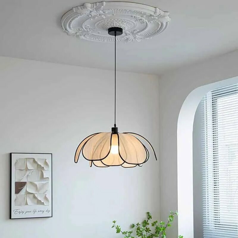 Французская подвесная лампа в стиле крем (скандинавский дизайн, лепестковый абажур)