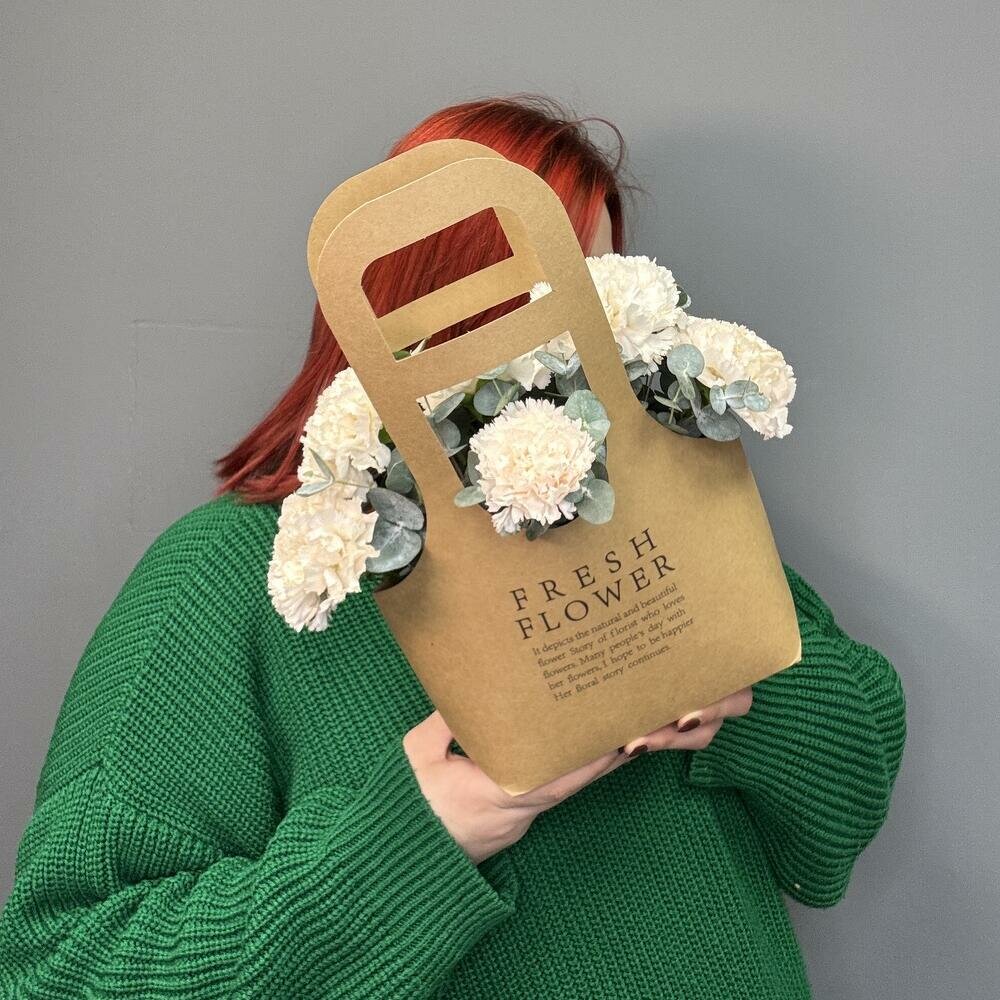 Стойкие бежевые диантусы в сумочке.