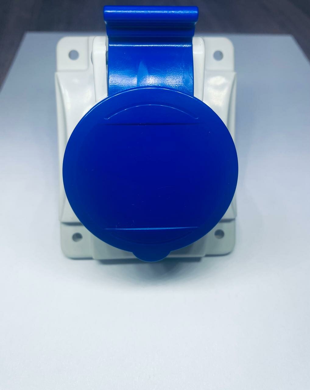 Розетка панельная с наклоном скрытой установки Quadro IP44 16A 2P+E 230V DKC DIS4131663