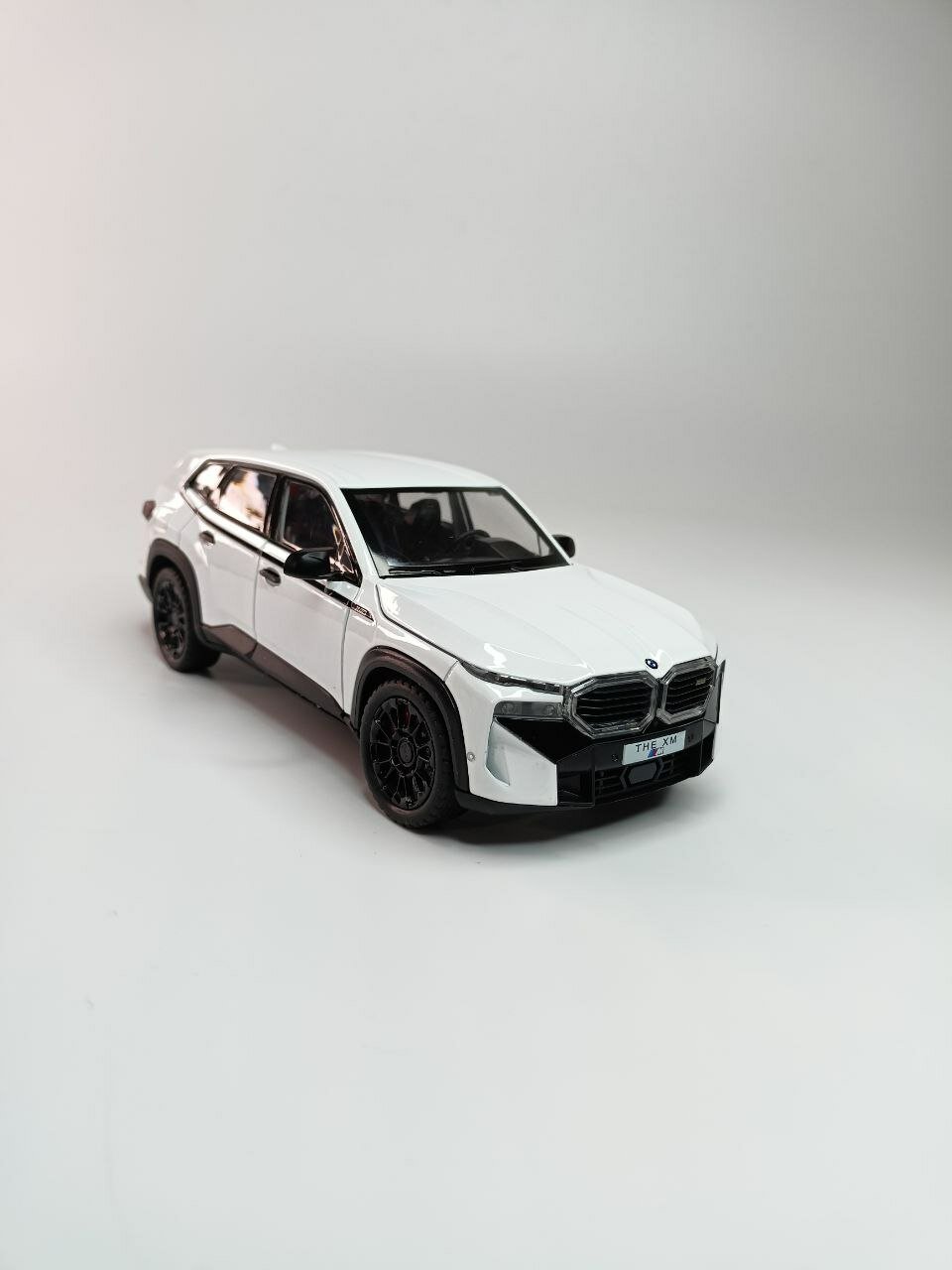 Модель автомобиля BMW XМ коллекционная металлическая игрушка масштаб 1:24 белая