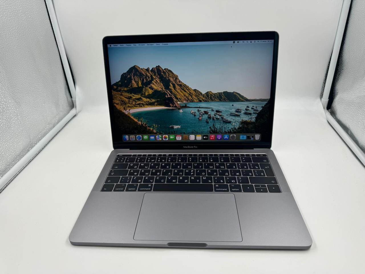 Ноутбук MacBook Pro 13 2017 г. 2560x1600 (два порта Thunderbolt 3), Intel Core i5 2,3 ГГц, 8/128 ГБ LPDDR3 2133 МГц, Intel Iris Plus Graphics 640, MacOS, Серебристый, русская клавиатура