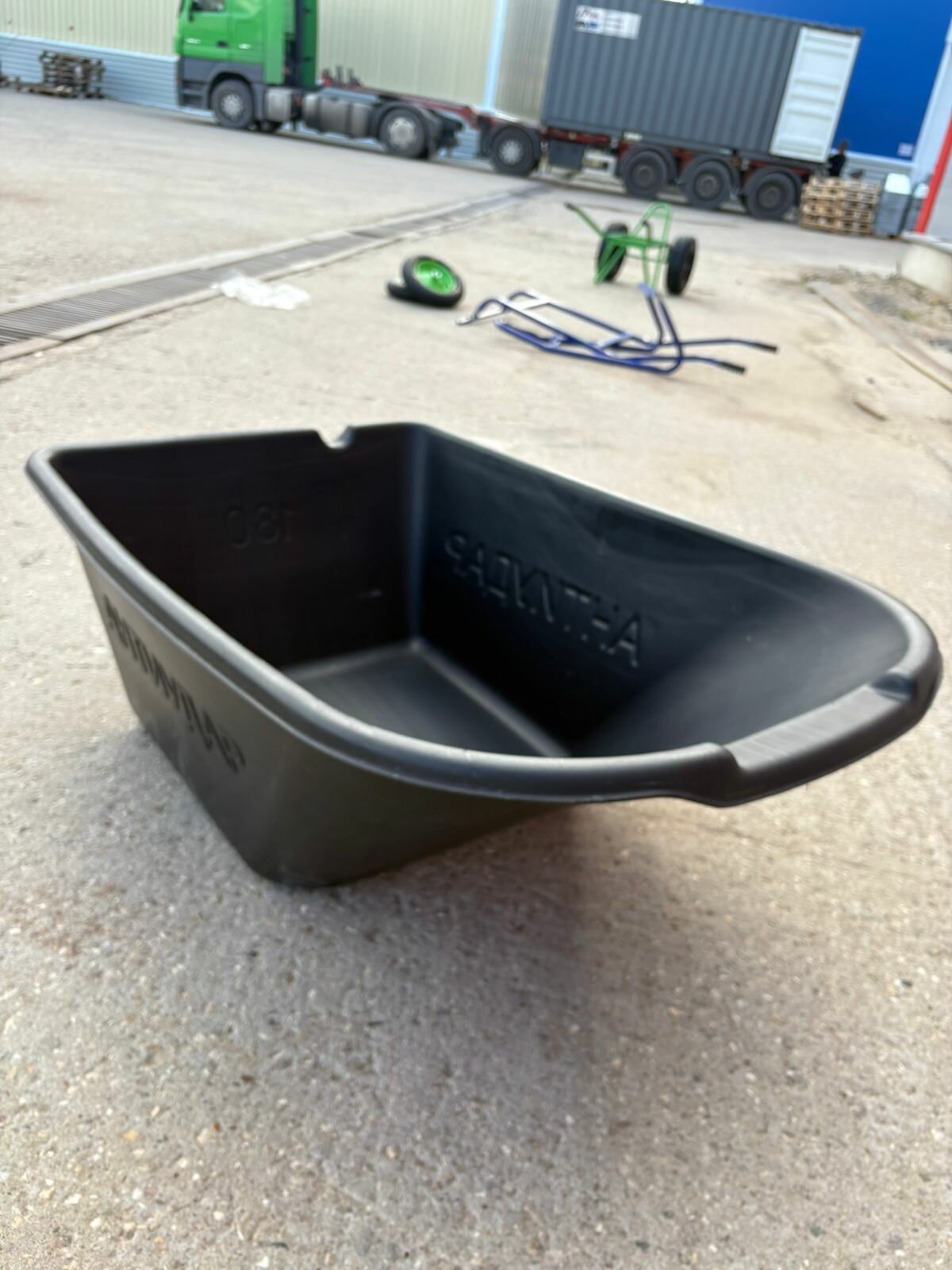 Корыто для тачки антиударное 180л, длина 108 см, ширина 82,5 см, высота 39 см